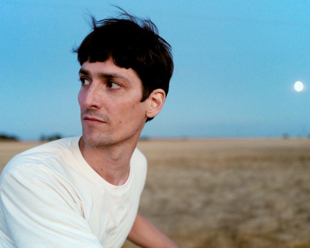 Lekfullt allvar i Bromanders nya singel ‘För dem som lyssnar’ – Kmag.se